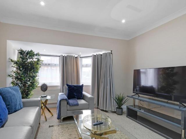 Brightside Avenue, Staines upon Thames 4 bed detached house to rent £4,500 pcm £1,038 pw