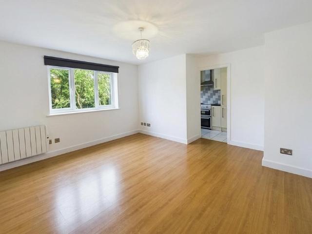 Brindley Close, Perivale, HA0 2 bed flat to rent £1,750 pcm £404 pw