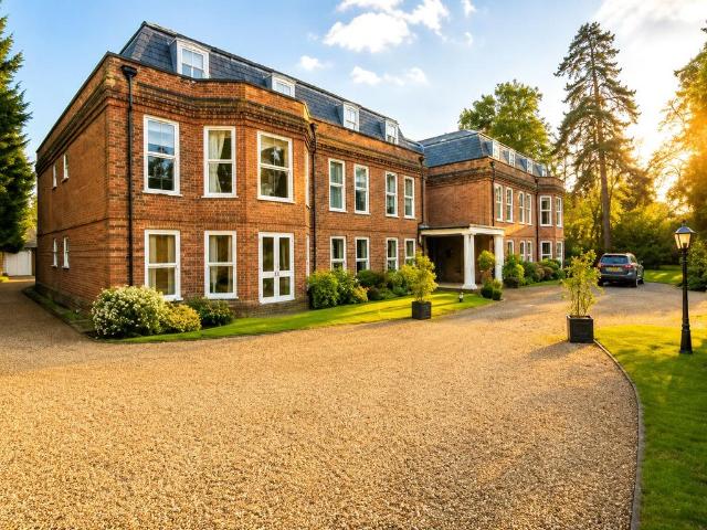 Brinkworth Place, Burfield Road, Old. 2 bed flat to rent £1,995 pcm £460 pw