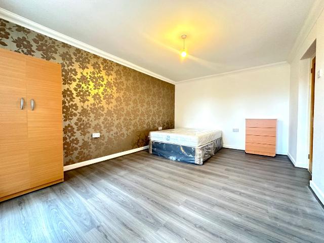 Brion Place, Canary Wharf, London E14, 4 bed flat to rent, £3,000 pcm | PrimeLocation