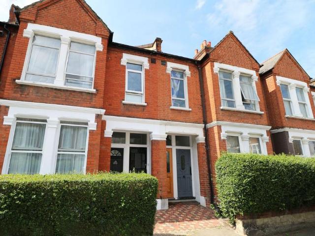 Briscoe Road, Colliers Wood, London. 2 bed maisonette to rent £1,800 pcm £415 pw