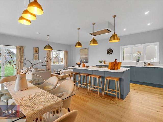 Bristol BS37 4 bed detached house to rent £3,250 pcm £750 pw