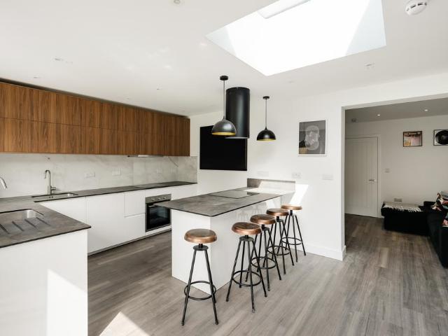 Bristol BS7 6 bed semi detached house to rent £3,950 pcm £912 pw