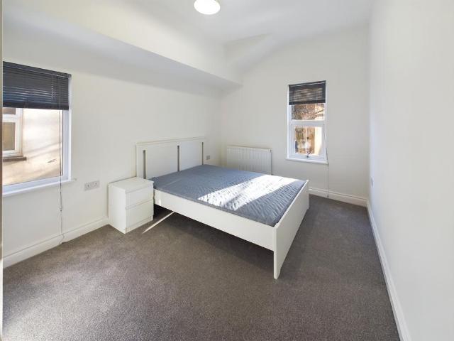 Bristol BS5 6 bed terraced house to rent £4,050 pcm £935 pw