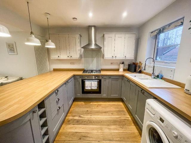 Bristol BS8 2 bed terraced house to rent £2,300 pcm £531 pw