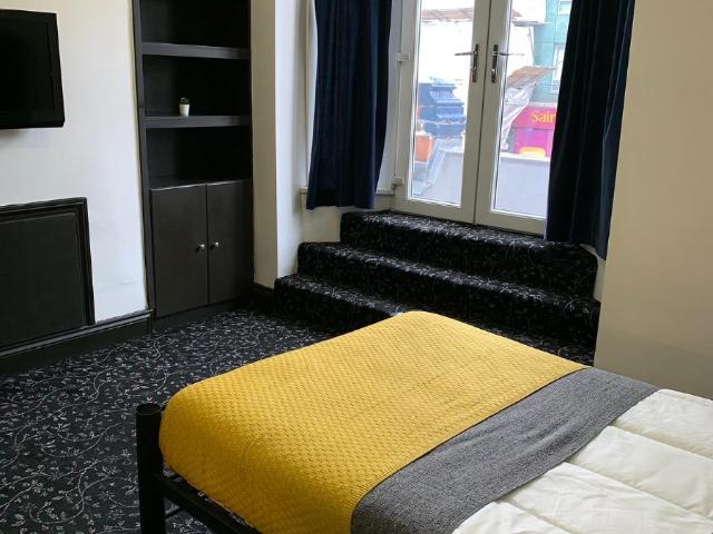 BRISTOL ROAD CLOSE TO UNI & QE HOUSE SHARE ROOM 1