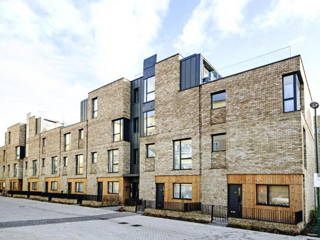 Bristol Walk, Kilburn, London, NW6 2 bed flat to rent £2,800 pcm £646 pw