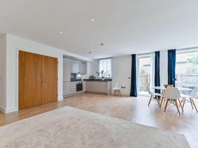 Bruckner Street, Queen's Park. 2 bed flat to rent £3,500 pcm £808 pw