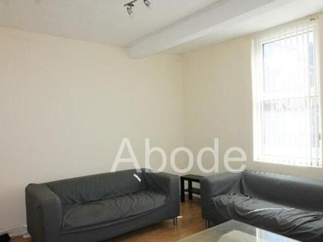 Brudenell Grove, Hyde Park, 2 Bedroom Flat