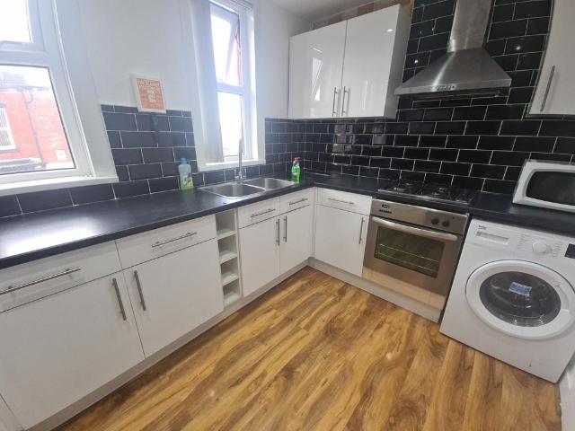Brudenell Grove, Leeds 6 bed house to rent £3,432 pcm £792 pw