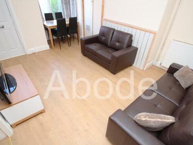 Brudenell Street, Hyde Park, 4 Bedroom House