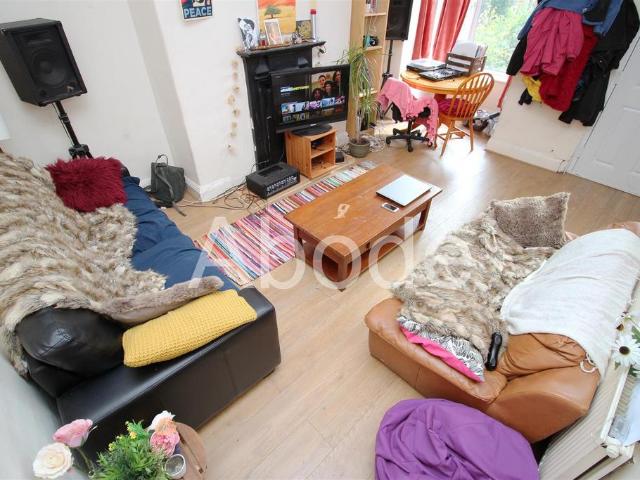 Brudenell Street, Hyde Park, West. 3 bed house to rent £1,898 pcm £438 pw