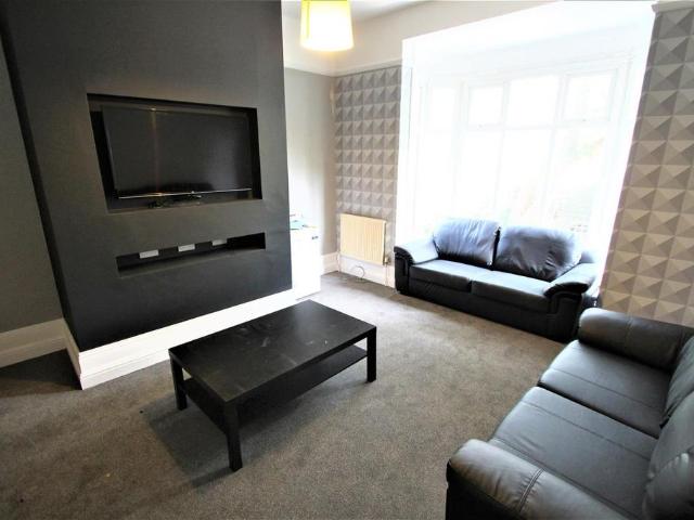Brudenell Road, Hyde Park, Leeds, LS6. 11 bed terraced house to rent £6,626 pcm £1,529 pw