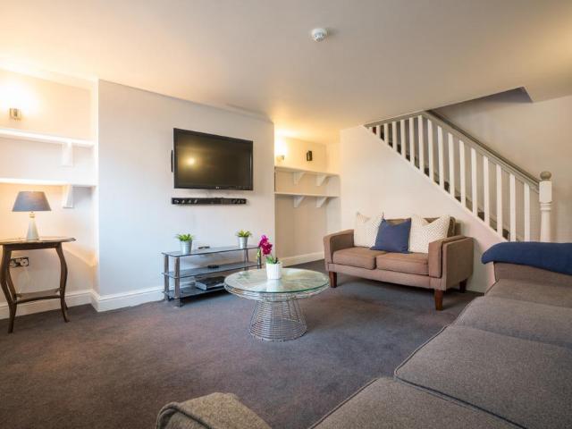 Brudenell View, Leeds LS6 5 bed house to rent £3,250 pcm £750 pw