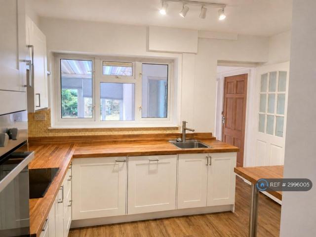 Brumfield Road, Epsom, KT19 3 bed terraced house to rent £2,480 pcm £572 pw