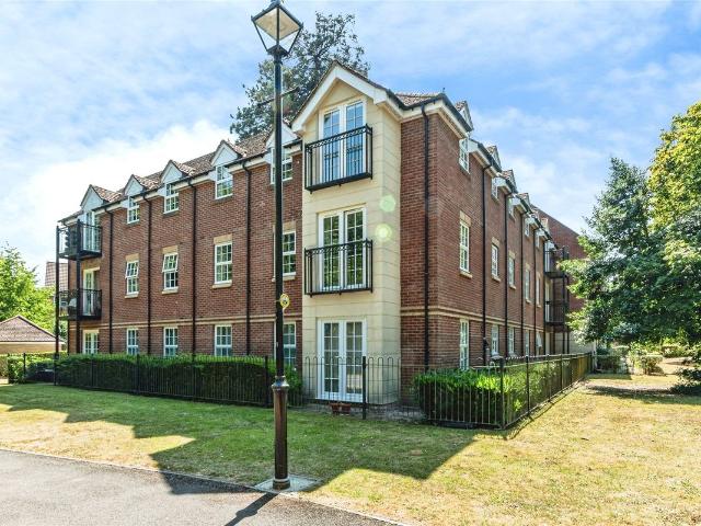 Brunel Court, Newbury RG14, 2 bed flat to rent, £1,350 pcm | PrimeLocation