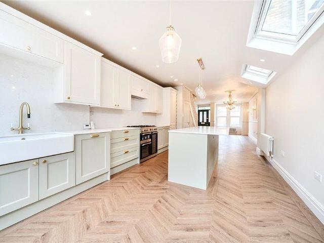Brunswick Crescent, London, N11 4 bed semi detached house to rent £3,700 pcm £854 pw