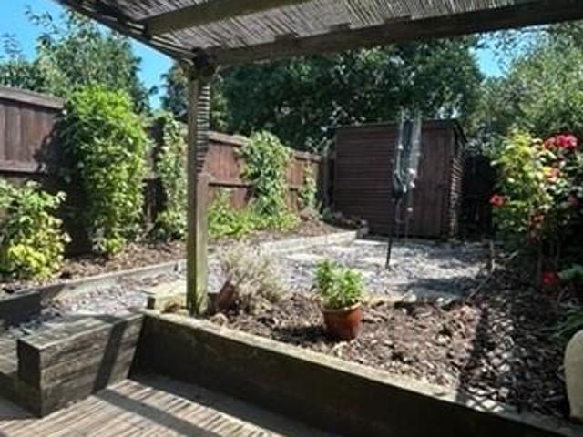 Brunswick Crescent, London, N11 3 bed terraced house to rent £2,400 pcm £554 pw