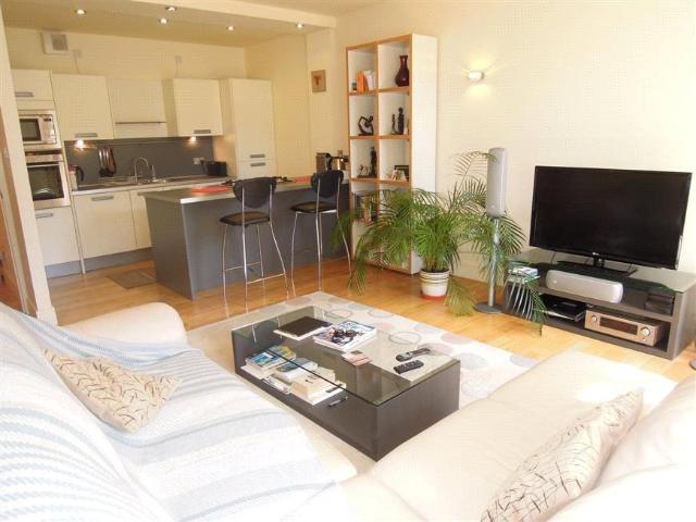 Brunswick Street, Edinburgh, EH7 1 bed flat to rent £1,428 pcm £330 pw