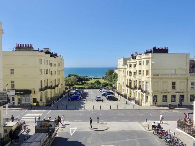 Brunswick Place, Hove 2 bed flat to rent £1,950 pcm £450 pw