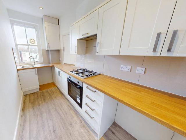 Brunswick Place, Hove, BN3 3 bed flat to rent £1,960 pcm £452 pw