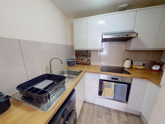 Brunswick Place, Hove, BN3 2 bed flat to rent £1,550 pcm £358 pw