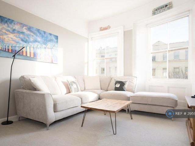 Brunswick Place, Hove, BN3 2 bed flat to rent £1,815 pcm £419 pw