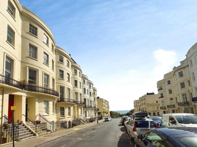 Brunswick Place, Hove, BN3 2 bed flat to rent £1,900 pcm £438 pw