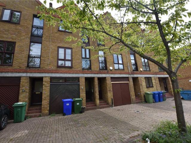 Brunswick Quay, London SE16 3 bed terraced house to rent £2,800 pcm £646 pw