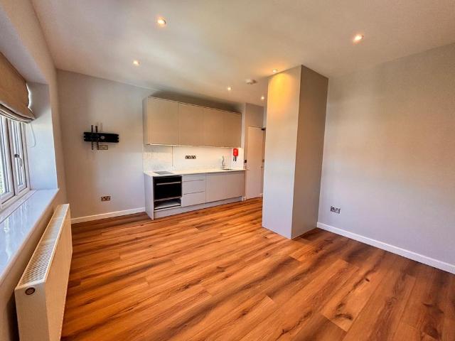 Brunswick Road, Ealing, W5 Studio to rent £1,425 pcm £329 pw