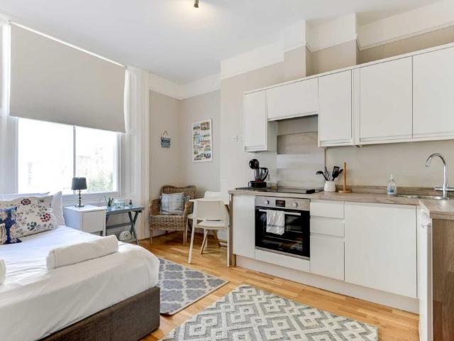 Brunswick Road, Hove Studio to rent £1,950 pcm £450 pw