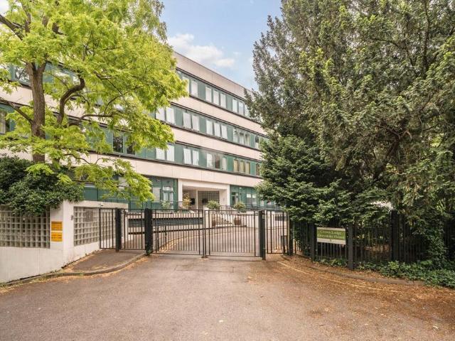 Brunswick Road, London W5 3 bed flat to rent £2,600 pcm £600 pw