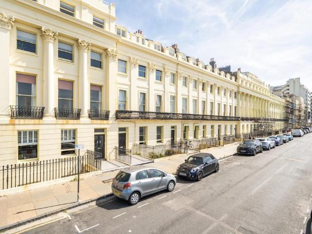 Brunswick Terrace Hove BN3 2 bed apartment to rent £2,250 pcm £519 pw