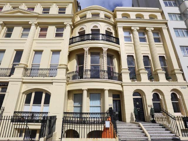 Brunswick Terrace, Hove 2 bed flat to rent £1,795 pcm £414 pw