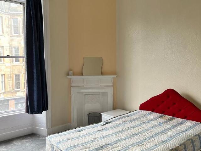 Bruntsfield Place, Edinburgh, EH10 3 bed flat to rent £2,200 pcm £508 pw