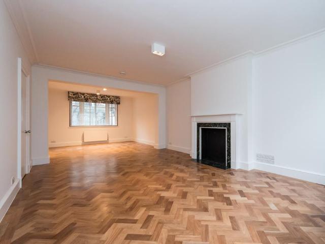 Bryanston Mews West, London W1H 3 bed mews to rent £6,045 pcm £1,395 pw