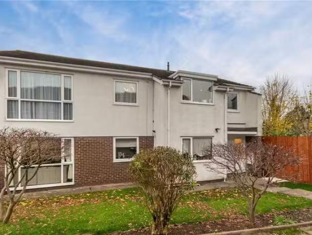 Brynteg Close, Cyncoed, Cardiff, CF23 2 bed maisonette for sal.