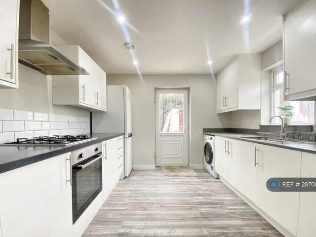 Bryony Close, Uxbridge, UB8 5 bed semi detached house to rent £3,300 pcm £762 pw