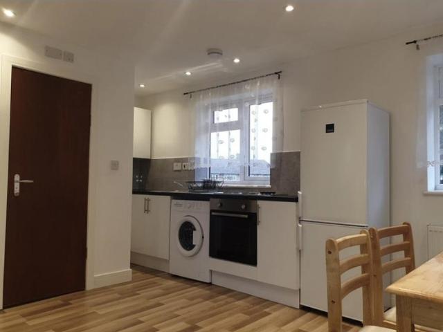 Bryony Road, London W12 2 bed flat to rent £2,000 pcm £462 pw