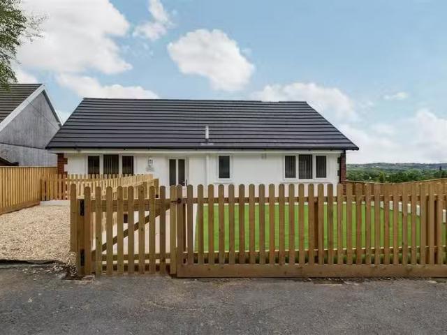 Bwllfa Road, Ynystawe 4 bed detached bungalow for sale £399.