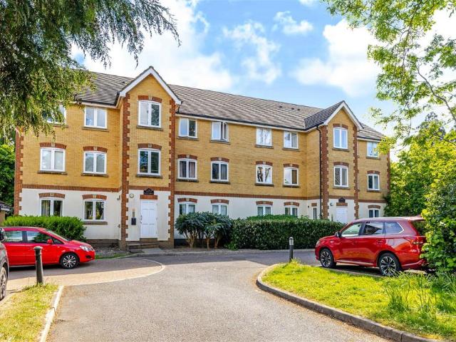 Bunce Drive, Caterham CR3 2 bed apartment to rent £1,600 pcm £369 pw
