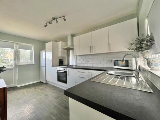Bungalow 2 Bedroom For Sale Clacton On Sea Essex 230000 ES98687655