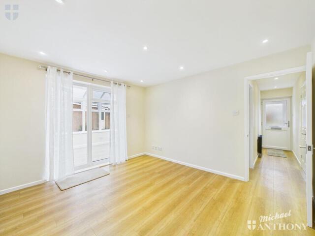 Bungalow 2 Bedroom For Sale Aylesbury Buckinghamshire 450000 ES98278204