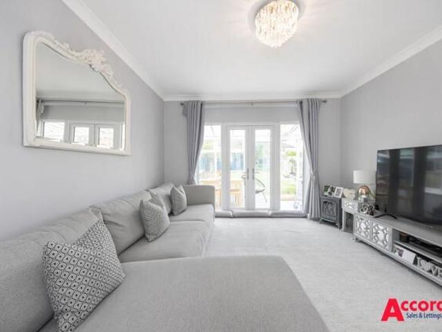 Bungalow 2 Bedroom For Sale Romford Greater London 525000 ES98118926