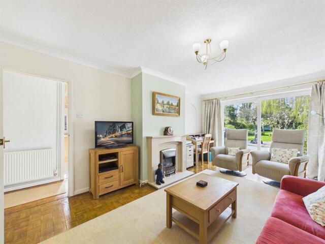 Bungalow 3 Bedroom For Sale Aylesbury Buckinghamshire 450000 ES100684862