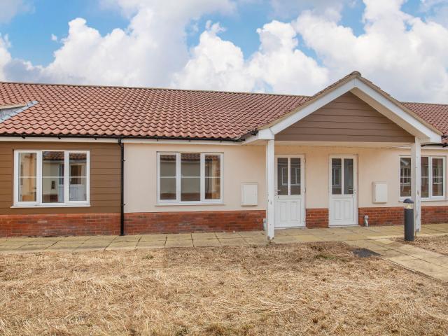 Bungalow to rent in Moon Court, Hardingham Road, Hingham, NR9 | Leaders