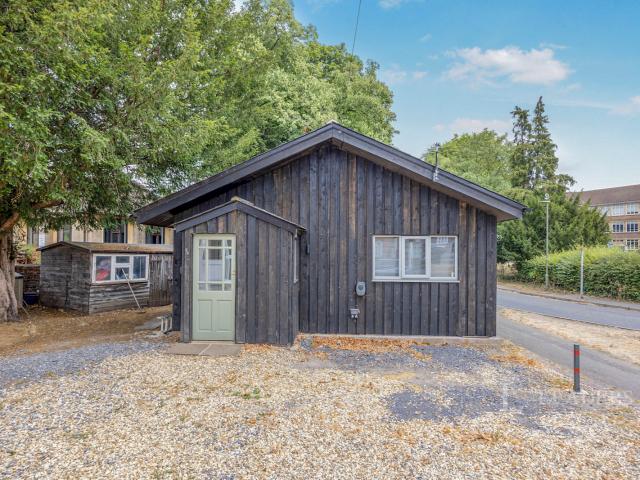 Bungalow to rent in Stoke Road, Guildford, Surrey, GU1 | Leaders