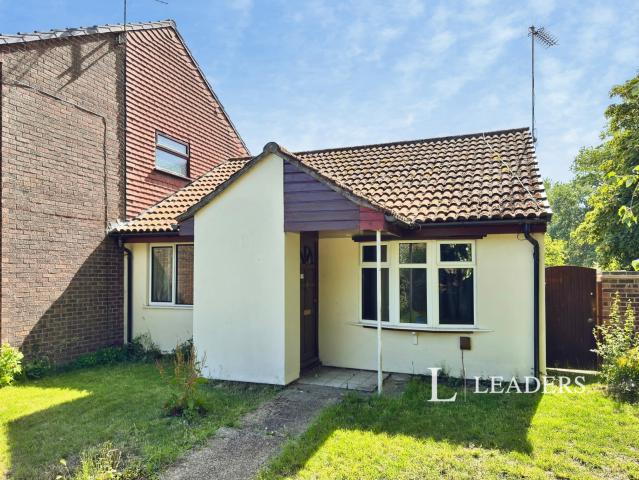 Bungalow to rent in Wentworth Way, Lowestoft, Suffolk, NR33 | Leaders