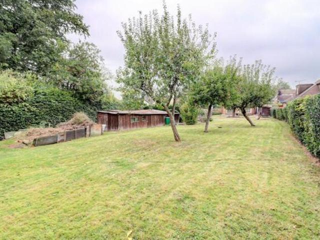Bungalow With 2 Bedroom Holmer Green Buckinghamshire DS85665844
