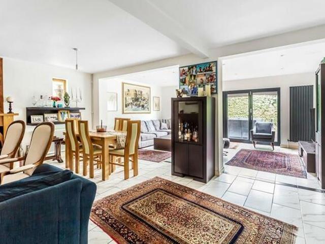 Bungalow With 2 Bedroom Leatherhead Surrey DS85909232